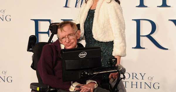 Stephen Hawking và vợ cũ đến buổi ra mắt phim đời mình