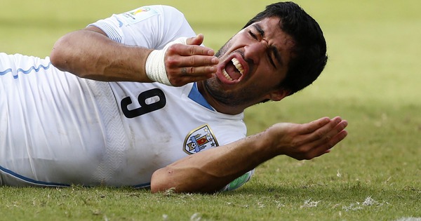 Cắn người, Suarez có thể bị treo giò hết World Cup