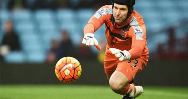 Huyền thoại Petr Cech từ giám đốc trở lại làm thủ môn tuổi 38
