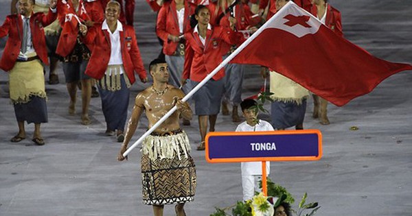Người cầm cờ đoàn Tonga ở Rio 2016 gây bão mạng xã hội