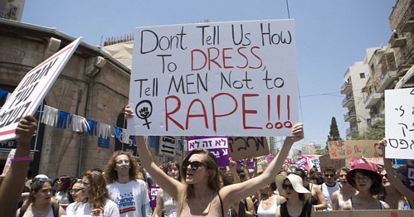 Phụ nữ Israel ngực trần phản đối nạn cưỡng hiếp