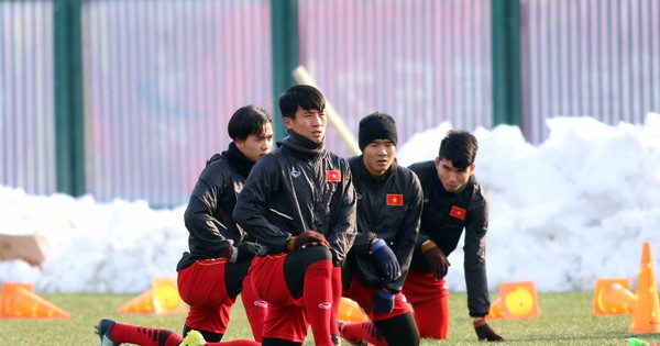 Clip: U23 Việt Nam tập trên mặt sân phụ cực đẹp, vẫn lo tuyết rơi