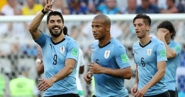 Uruguay giành vé vào vòng sau nhờ công Luis Suarez