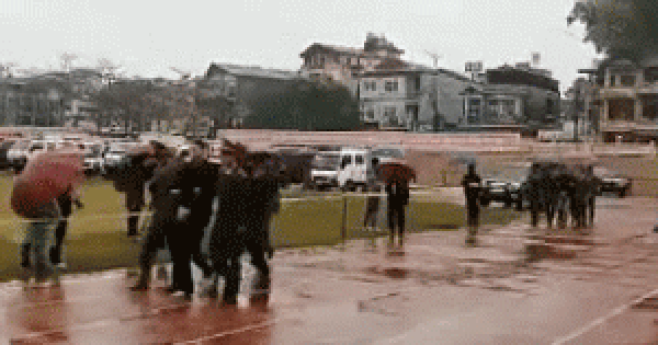 CLIP: Dẫn giải các bị cáo vụ hiếp dâm, sát hại nữ sinh giao gà đến tòa ...