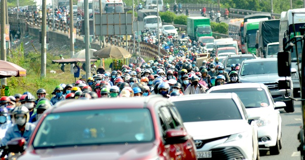 Choáng với cảnh người - xe ken đặc ở các cửa ngõ TP HCM