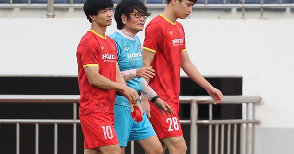 CLIP: Công Phượng, Hoàng Đức phải tập riêng với bác sĩ Choi Ju-young