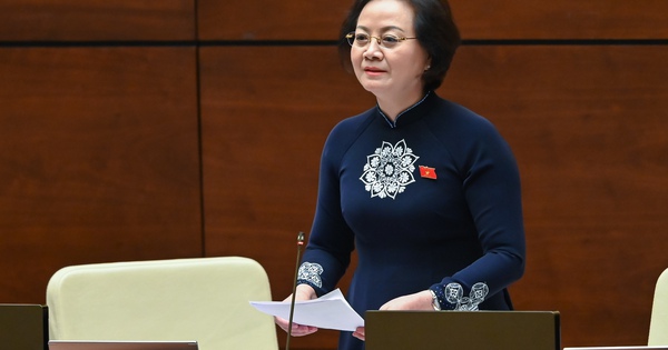 Bộ trưởng Bộ Nội vụ Phạm Thị Thanh Trà trả lời chất vấn