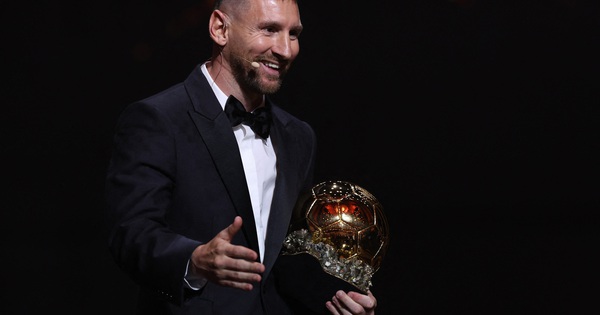 Lionel Messi lần thứ 8 giành danh hiệu Quả bóng vàng