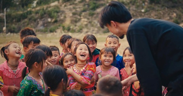 "Nấu ăn cho em" (Sáng tác: Đen Vâu, đạo diễn: Phương Vũ, thể hiện: Đen ...