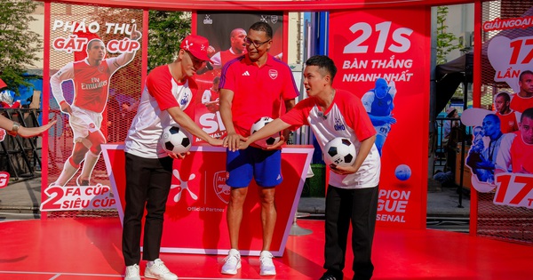 Huyền thoại bóng đá Gilberto Silva gây náo loạn phố đi bộ Nguyễn Huệ