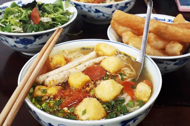 Khám phá hết ba quán bún riêu cua lâu đời ở Hà Nội | Thị trường NLD