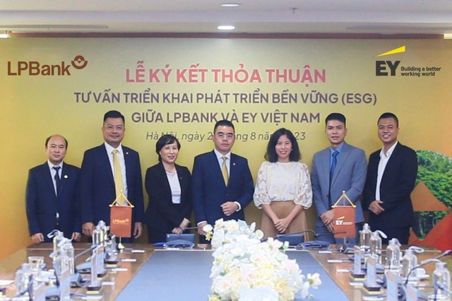 LPBank ký kết thỏa thuận với EY Việt Nam xây dựng lộ trình phát triển bền vững | Thị trường NLD